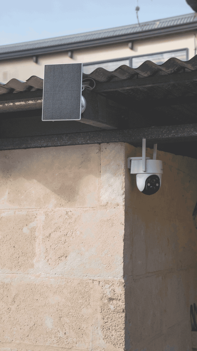 Uniden SoloX 2k 4G Solar Security Camera Kit APPCAMSOLOX2K4GPTKIT